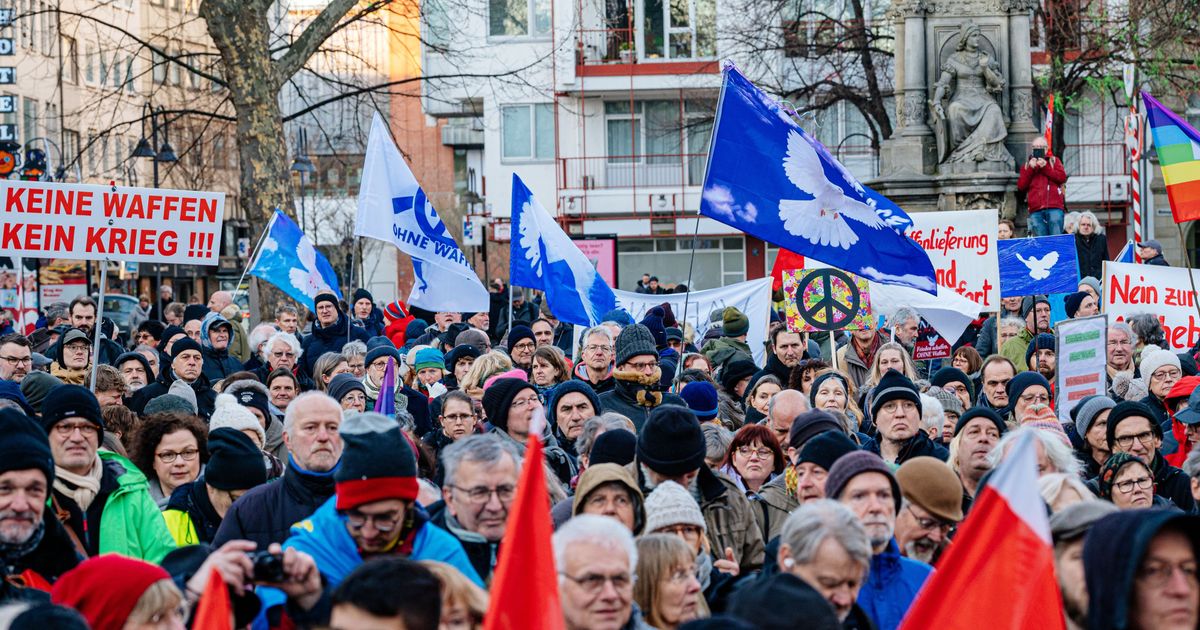 Demo am Alter Markt: Proteste gegen Waffenlieferungen an die Ukraine ...