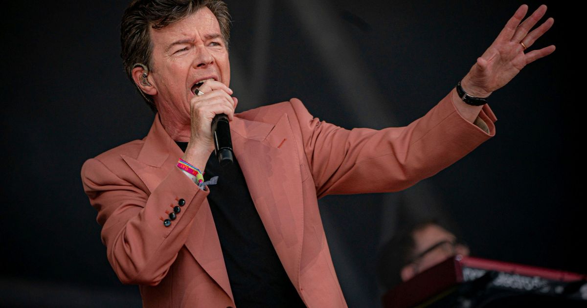 Glastonbury: Rick Astley begeistert mit Cover von AC/DC und Harry ...