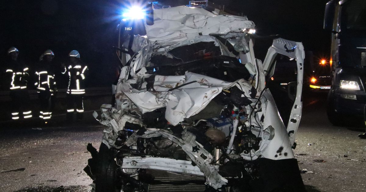 Köln: Tödlicher Unfall auf A59 - Kleinlaster kollidiert mit Lkw ...
