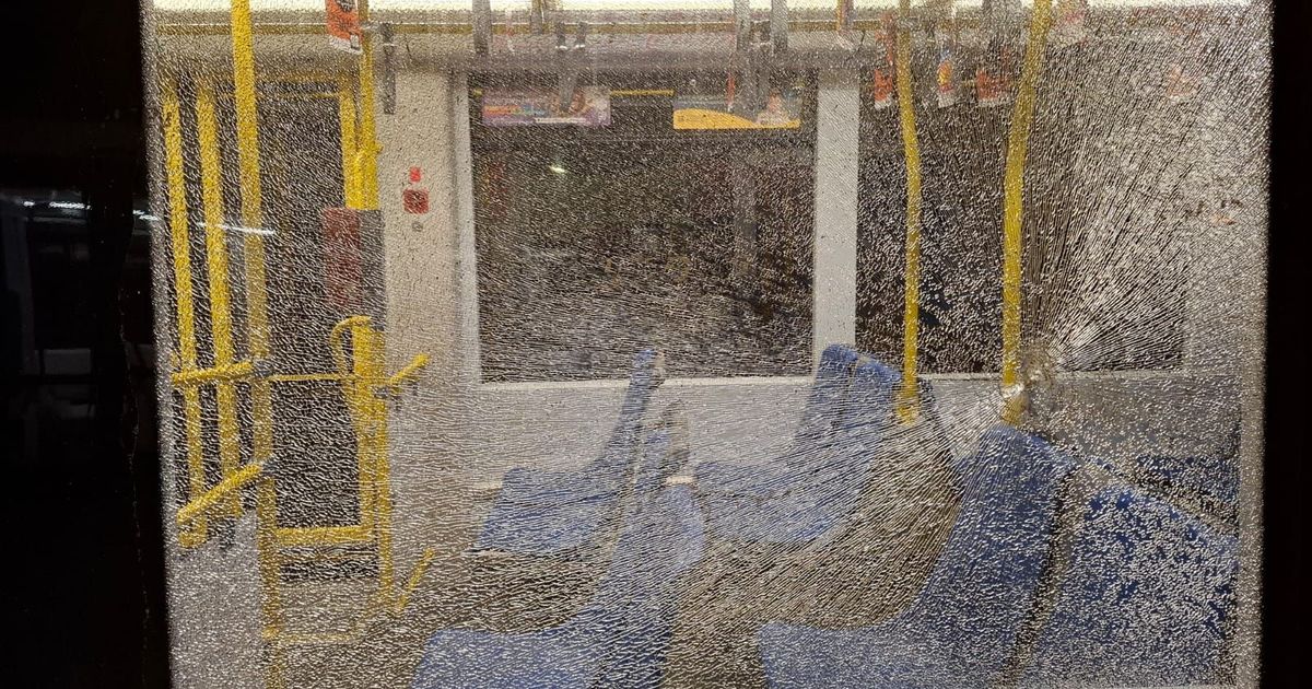 Köln: Unbekannte zerstören mehrere Scheiben von KVB-Bahn - Rundschau Online
