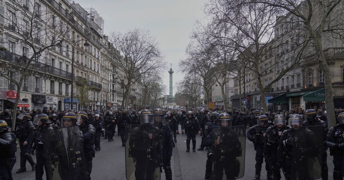 Paris: 17-Jähriger vor Schule erstochen - Tatverdächtige festgenommen ...