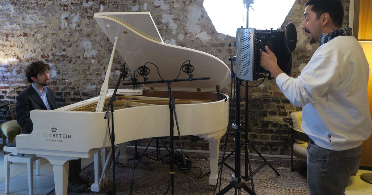 Konzert in Kölns größter WG: Eko Fresh rappt am Bechstein-Flügel ...
