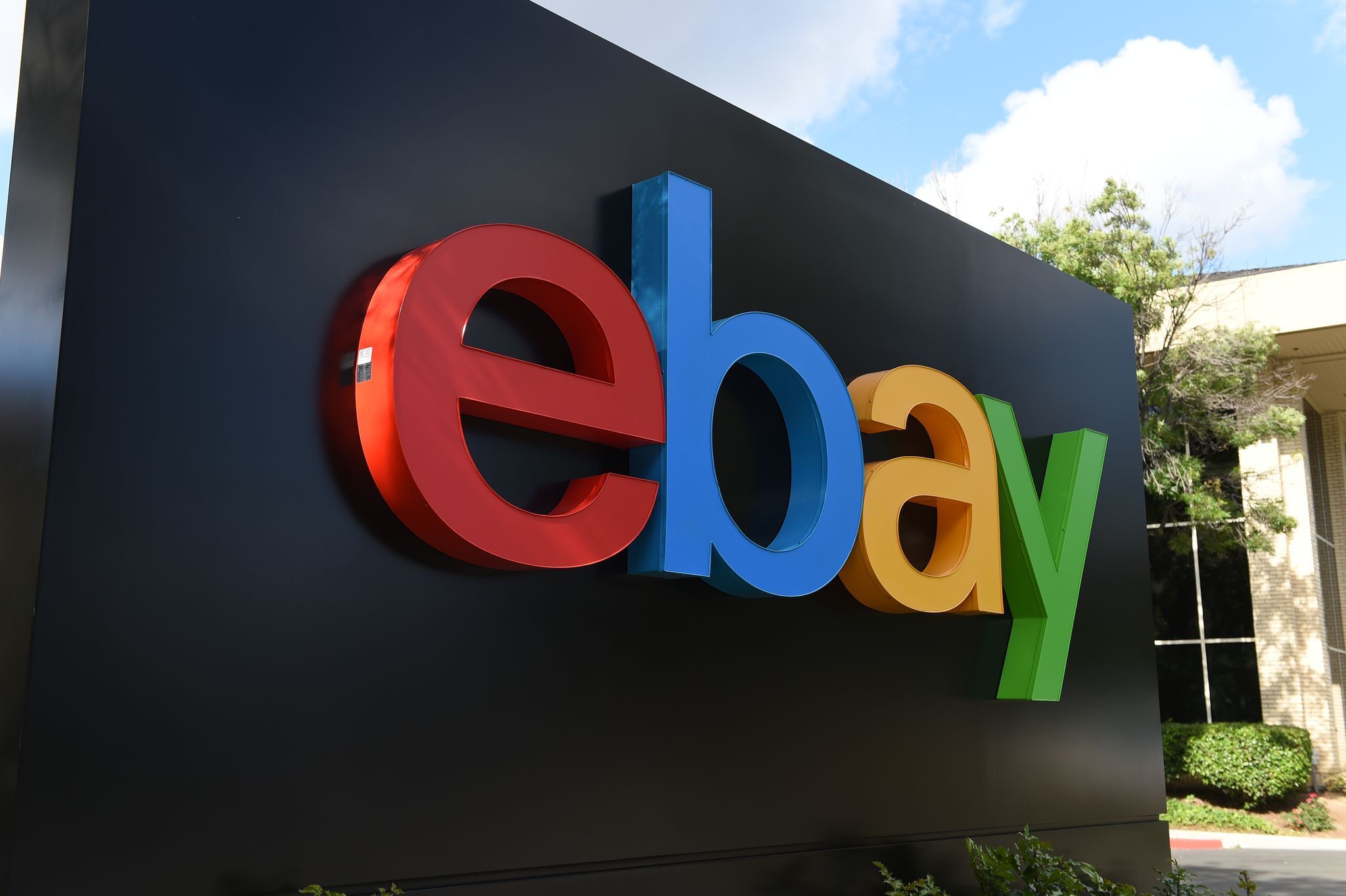 GameStop will für 56 Milliarden Dollar den Konkurrenten Ebay übernehmen ...