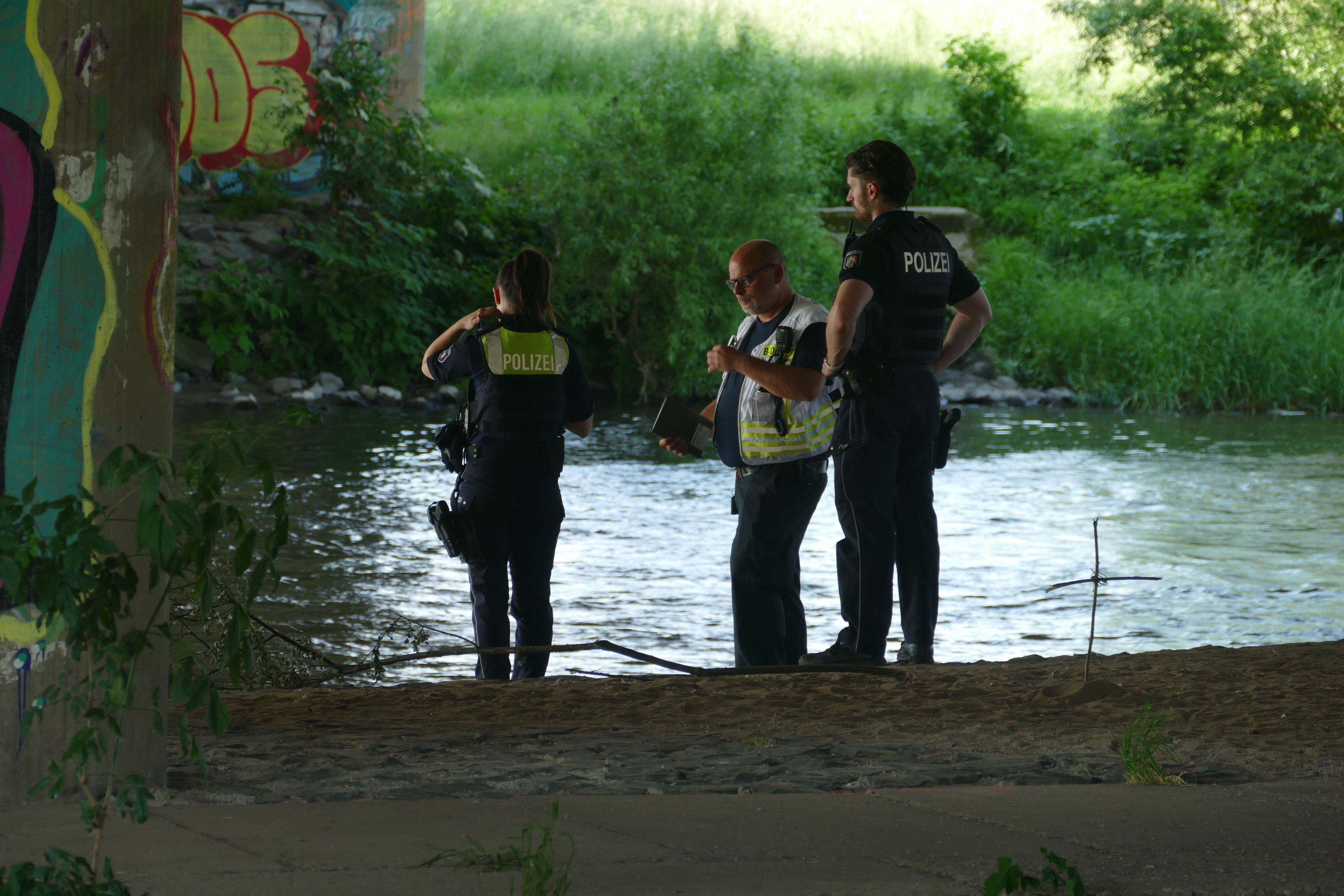 Person im Wasser: Rettungskräfte durchkämmen die Sieg nach Notruf ...