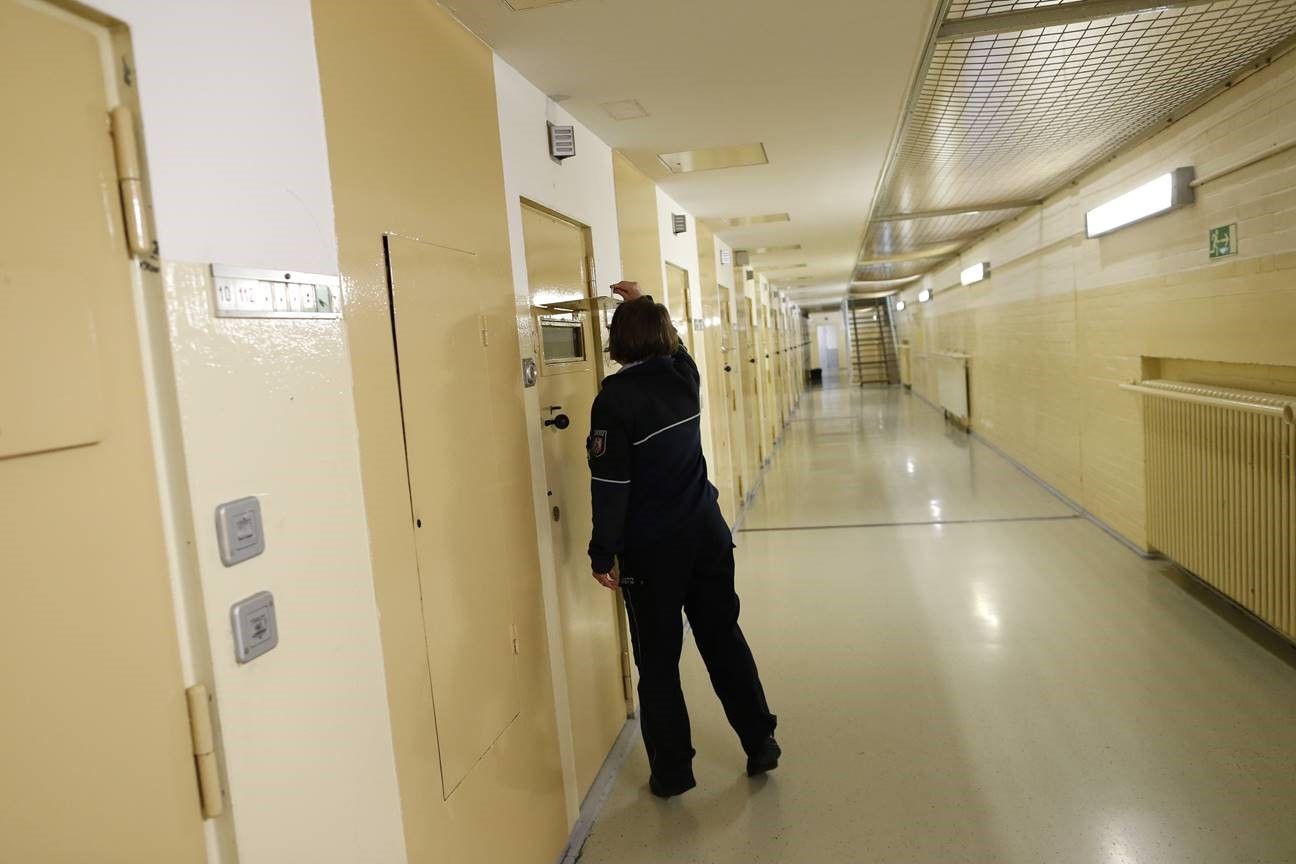 Impfung im Gefängnis: JVA Köln plant Immunisierung für Strafhäftlinge ...