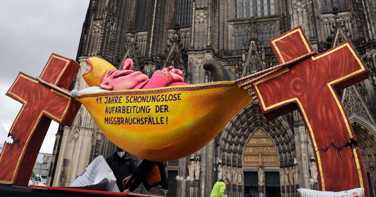 Vor dem Kölner Dom: Veröffentlichung des Gutachtens von Protest ...